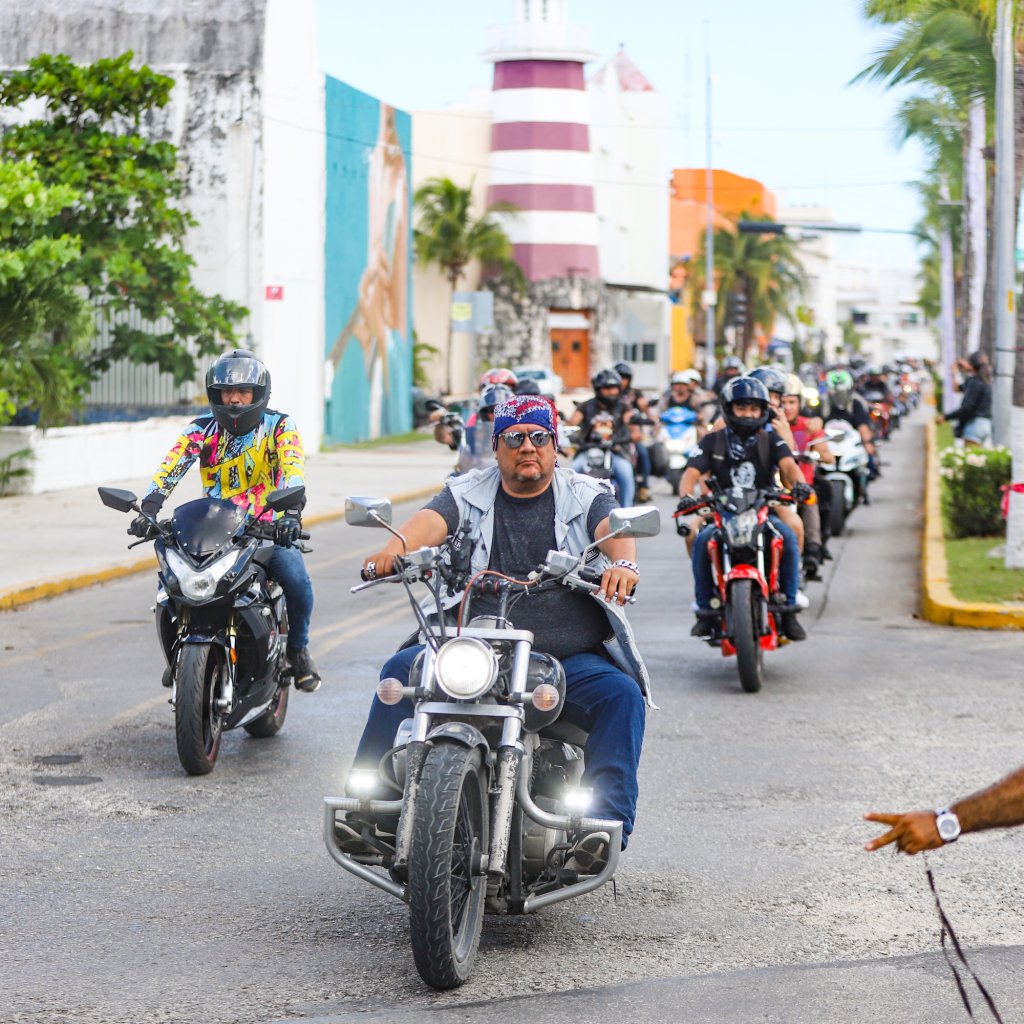 MOTOCICLISTAS DISFRUTAN DE LAS BELLEZAS NATURALES DE LA ISLA EN LA ...