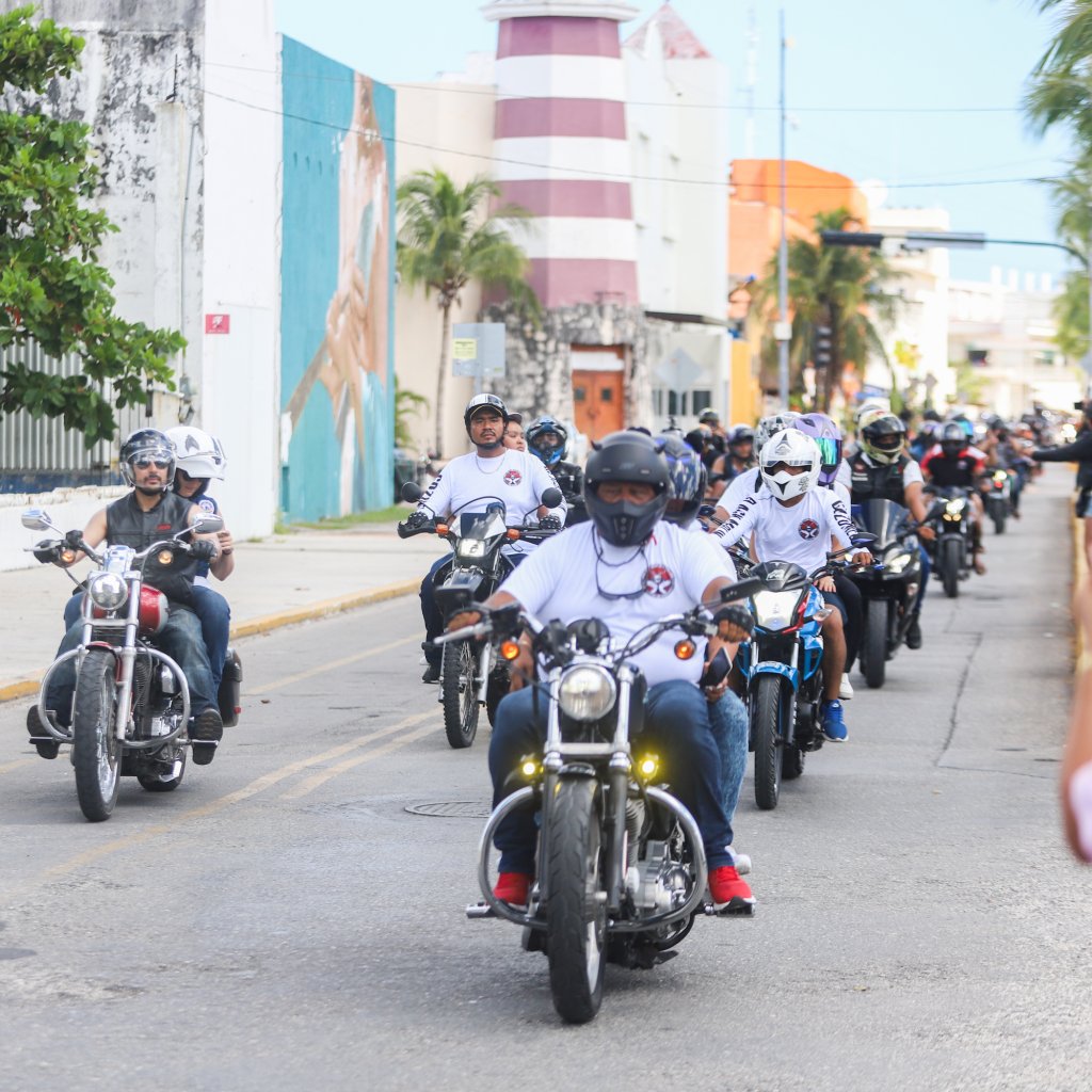 MOTOCICLISTAS DISFRUTAN DE LAS BELLEZAS NATURALES DE LA ISLA EN LA ...